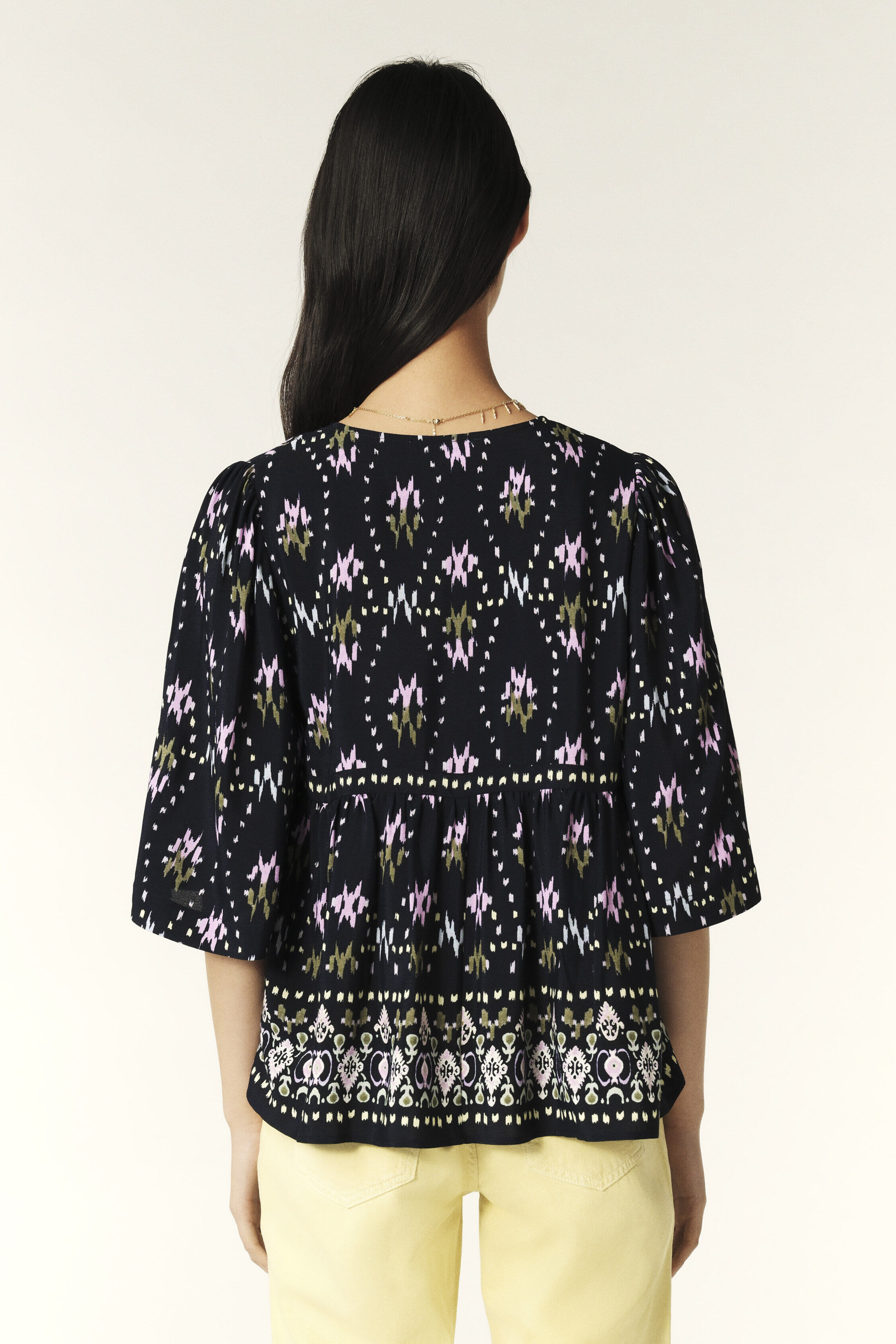 Damesblouses, damestops, V-halstops en fleurige blouses | ba&sh NL